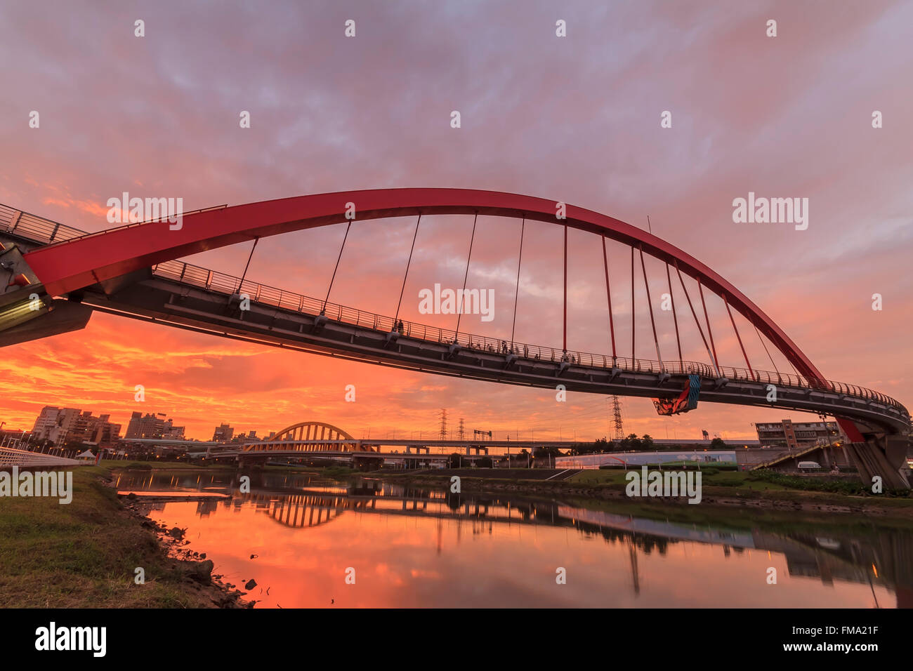 Sunset view of the famous Rainbow Bridge at Taipei City, Taiwan Stock ...