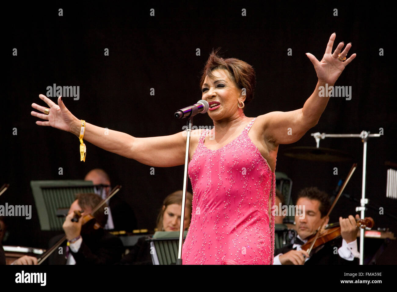 Shirley bassey goldfinger hi-res stock photography and images - Alamy
