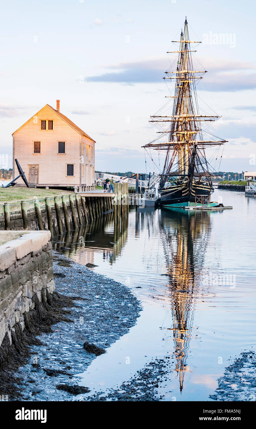 Old galleon at sea hi-res stock photography and images - Alamy