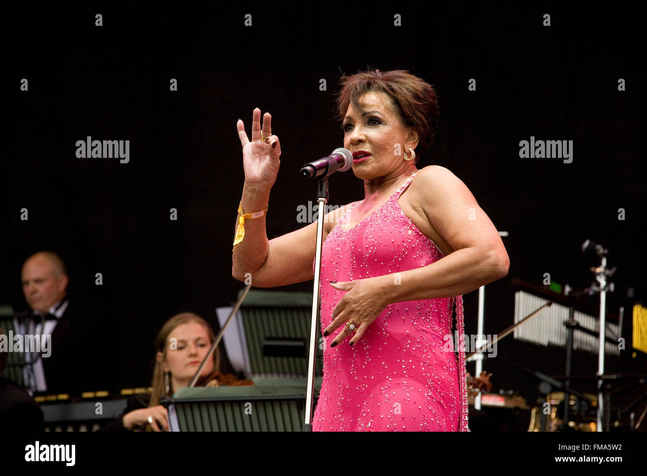 Shirley bassey goldfinger hi-res stock photography and images - Alamy
