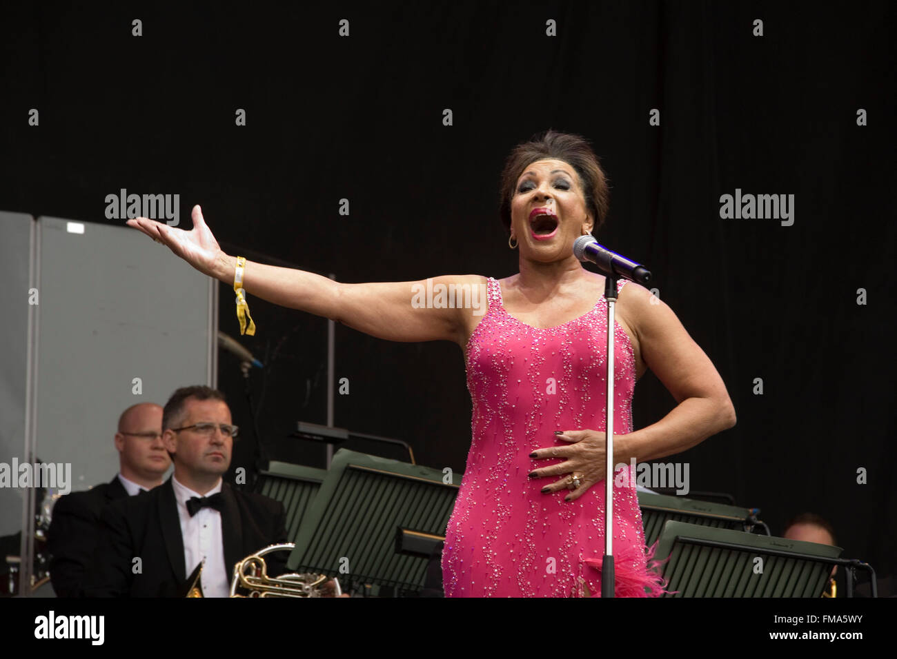 Shirley bassey goldfinger hi-res stock photography and images - Alamy