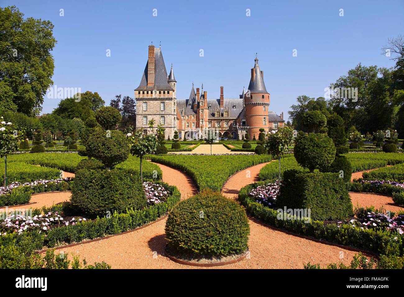 France, Eure et Loir, Maintenon Castle and its french garden Stock ...