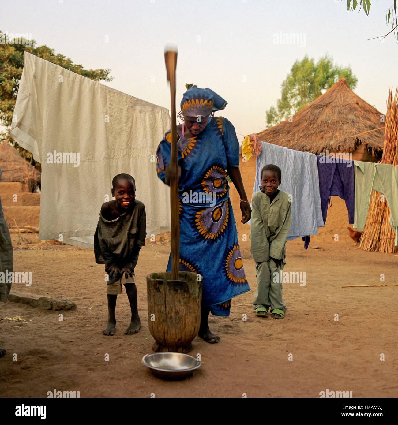 Cameroon, Far North, Aissa Harde, Mom with children crushing the millet ...
