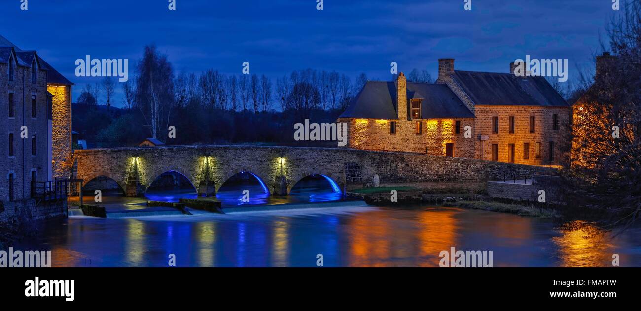 France, Manche, Ducey, Ducey old stone bridge over the Sélune overnight ...