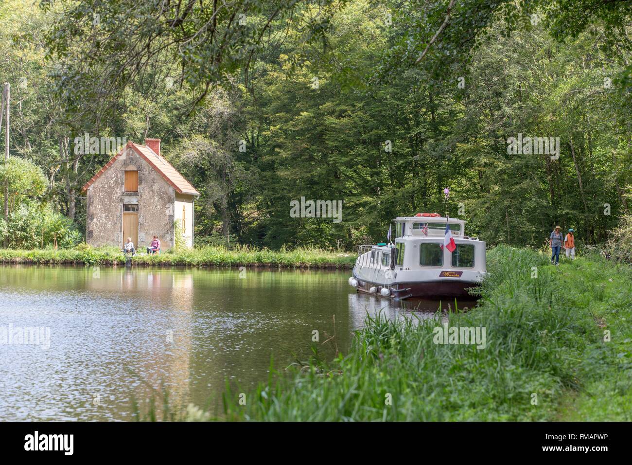 France, Nievre, the canal du Nivernais, locks of La Colancelle, echelle ...