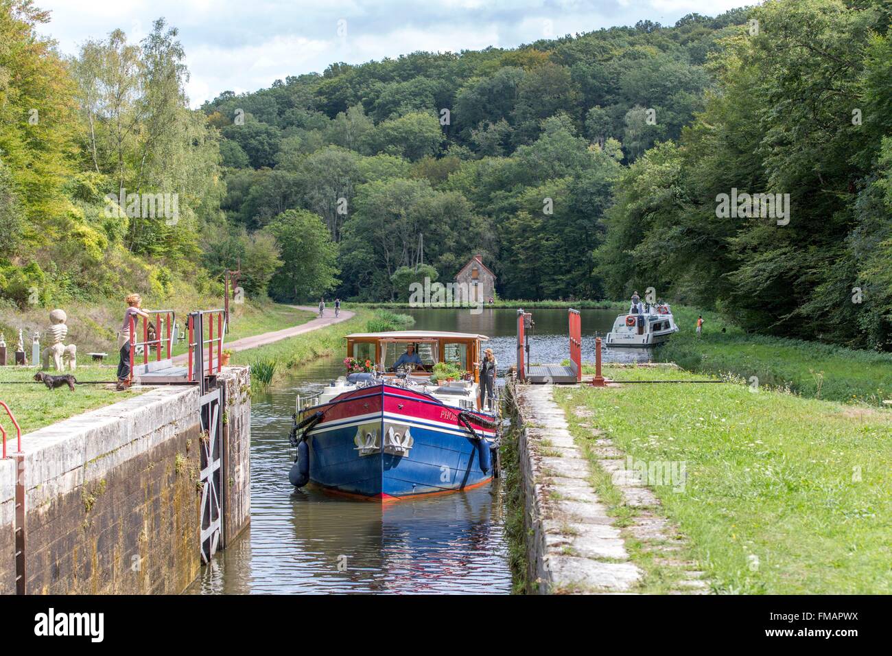 France, Nievre, the canal du Nivernais, locks of La Colancelle, echelle ...