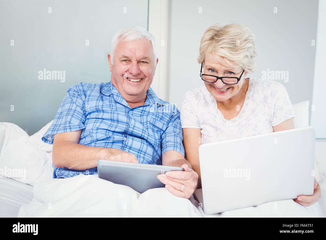 Portrait of happy couple with technologies Stock Photo - Alamy
