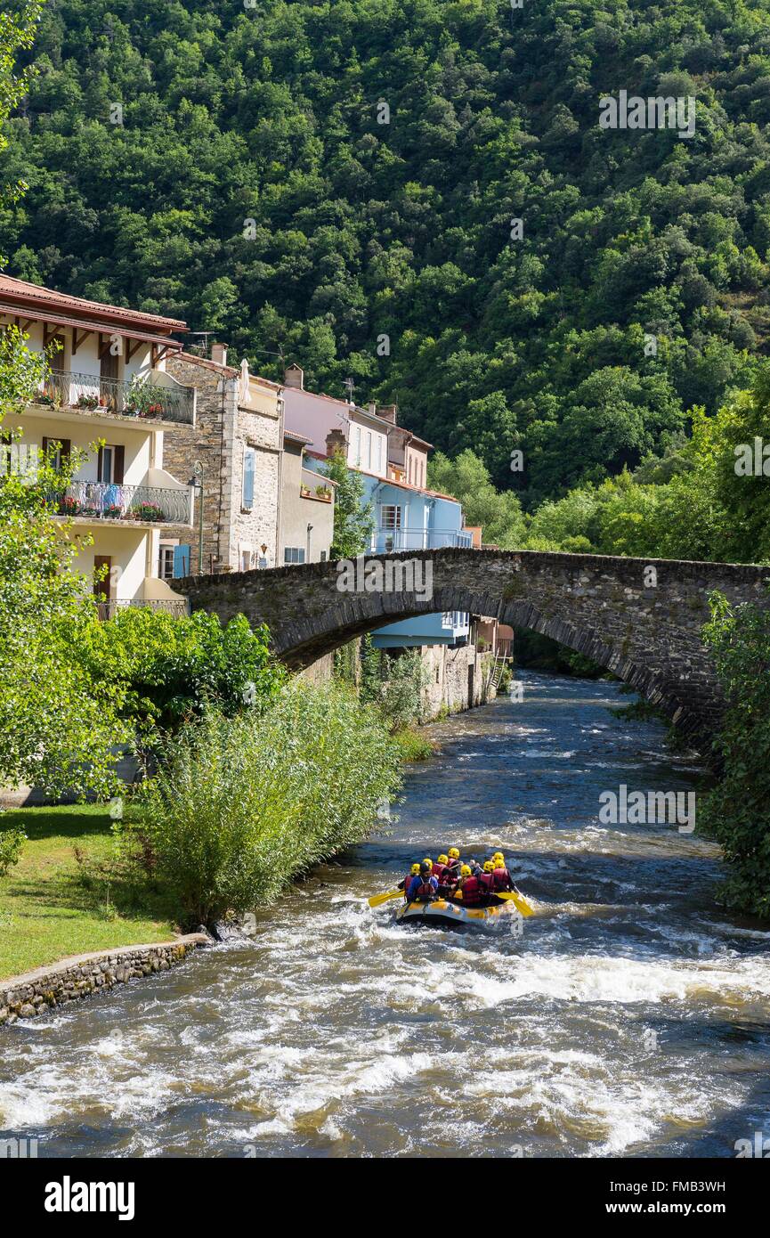 France, Aude, Aude High Valley, Axat, rafting on the Aude river and the ...