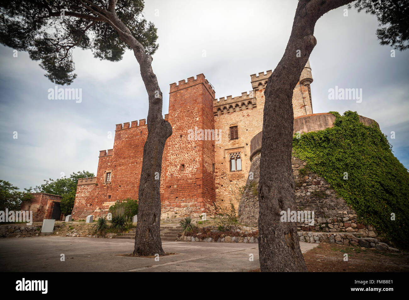 Castell castle hi-res stock photography and images - Alamy
