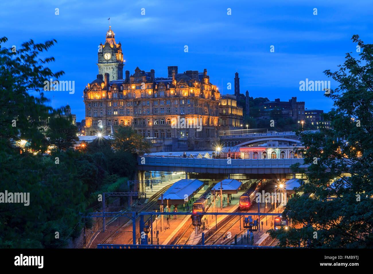 Edinburgh waverley train station hi-res stock photography and images ...