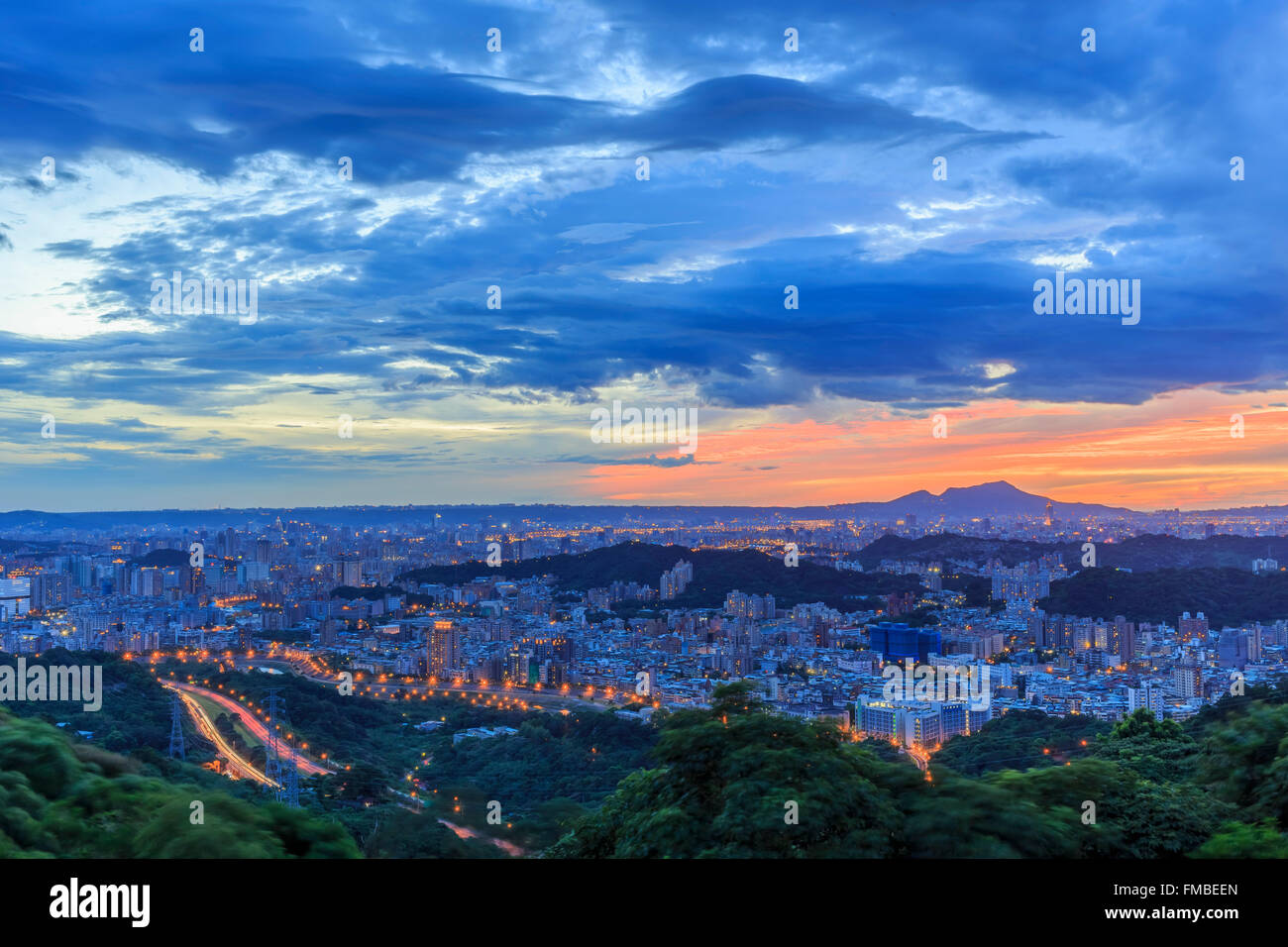 Taipei skyline sunset hi-res stock photography and images - Alamy