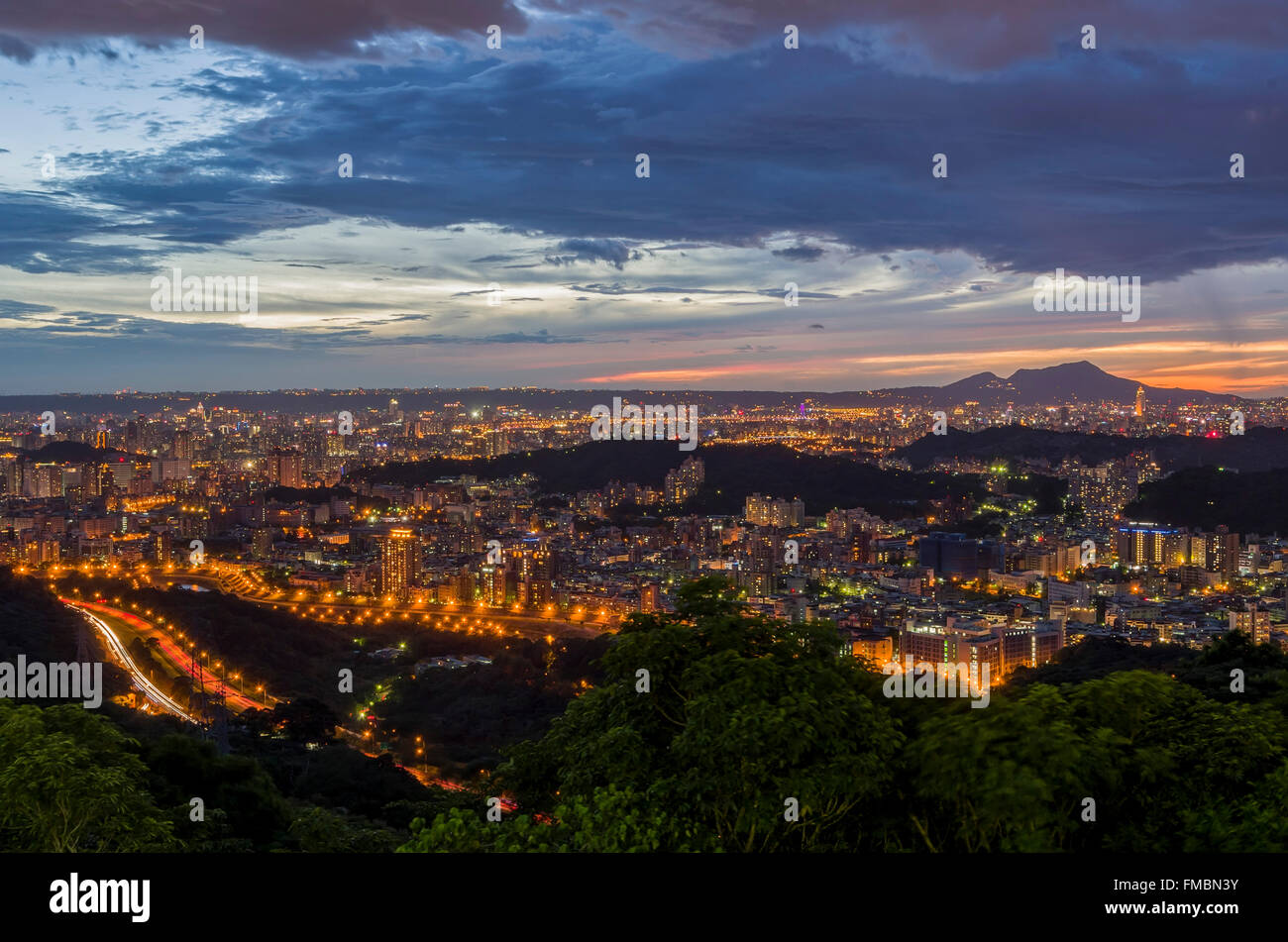 Taipei skyline sunset hi-res stock photography and images - Alamy