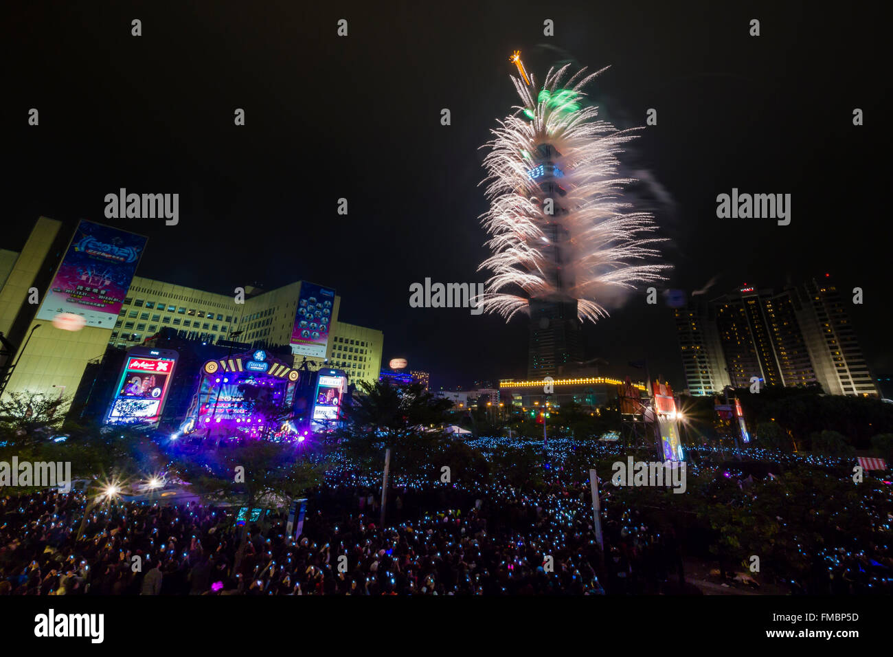 New Year fireworks show of Taipei 101 at 2012 Stock Photo - Alamy