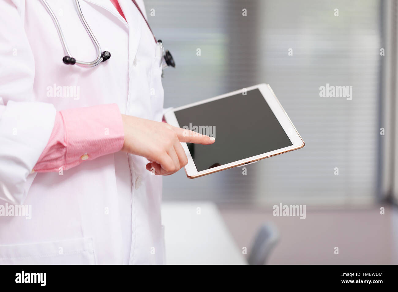 Close-up of a doctor holding a tablet computer Stock Photo - Alamy
