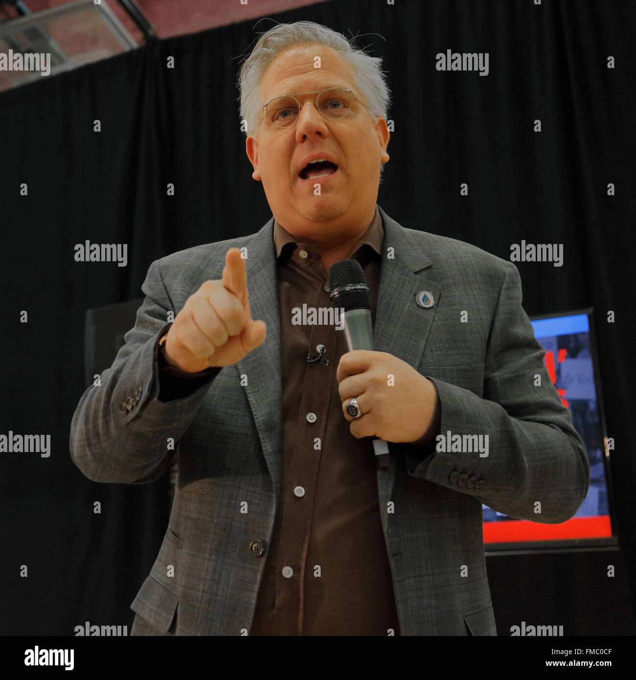 Talk show host hi-res stock photography and images - Alamy