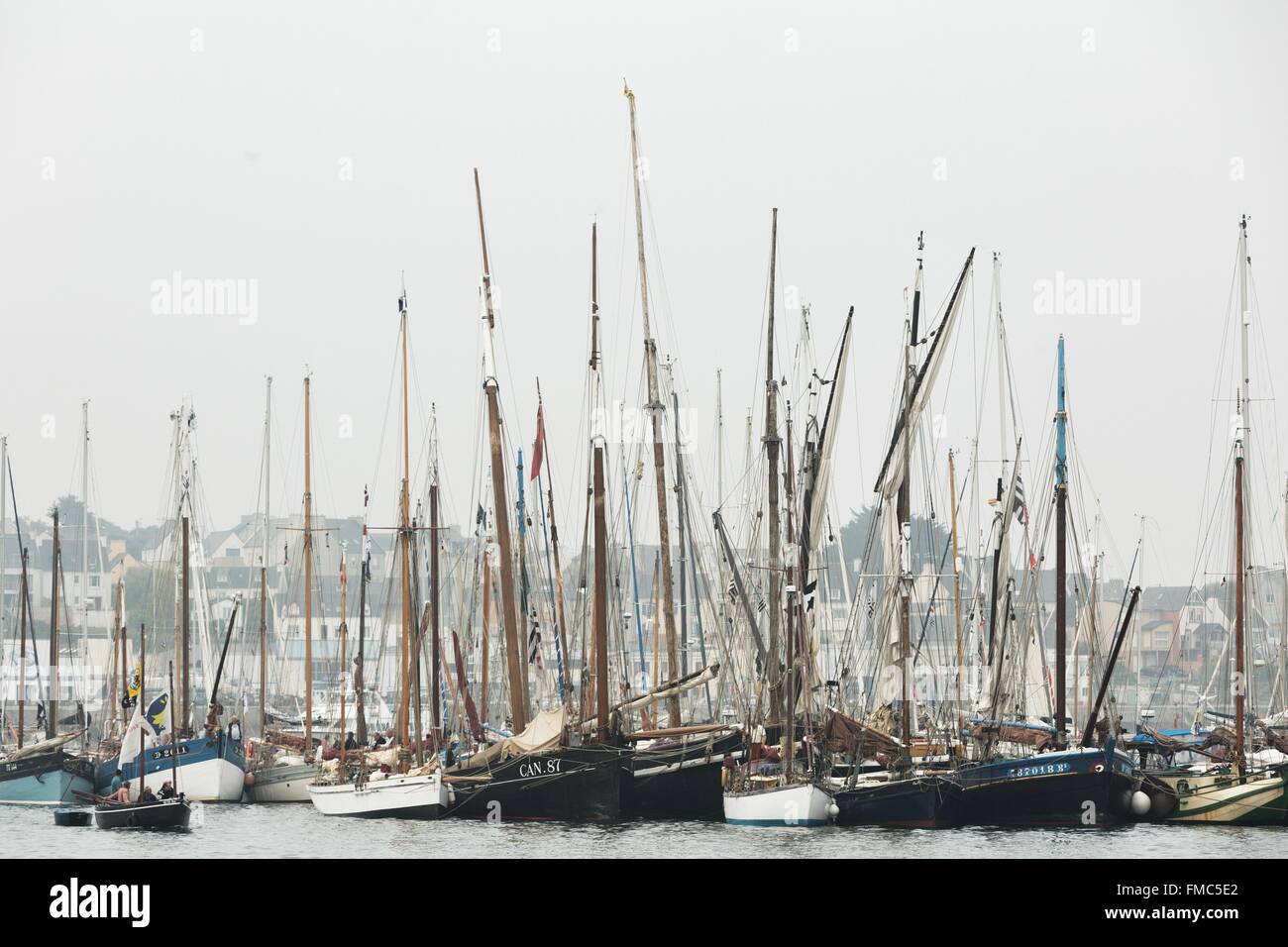 Forest of boat masts hi-res stock photography and images - Alamy