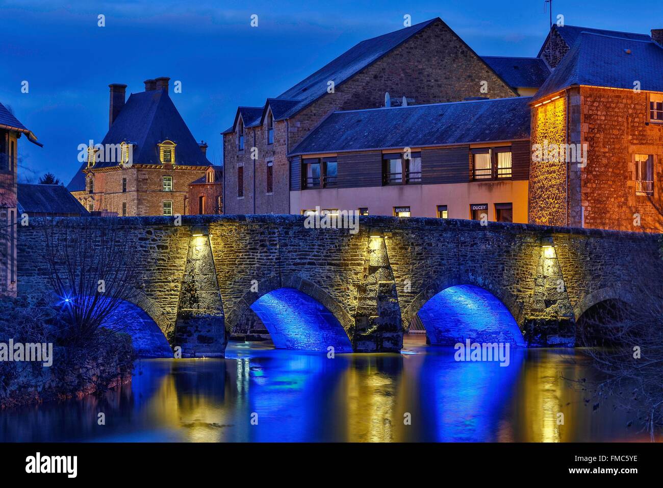 France, Manche, Ducey, Ducey old stone bridge over the Sélune overnight ...