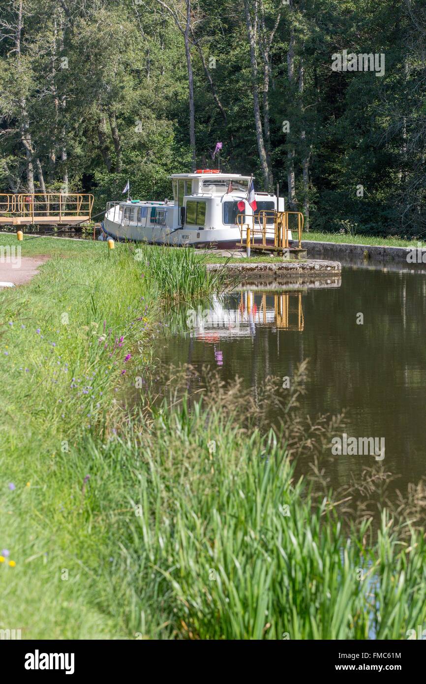 France, Nievre, the canal du Nivernais, locks of La Colancelle, echelle ...