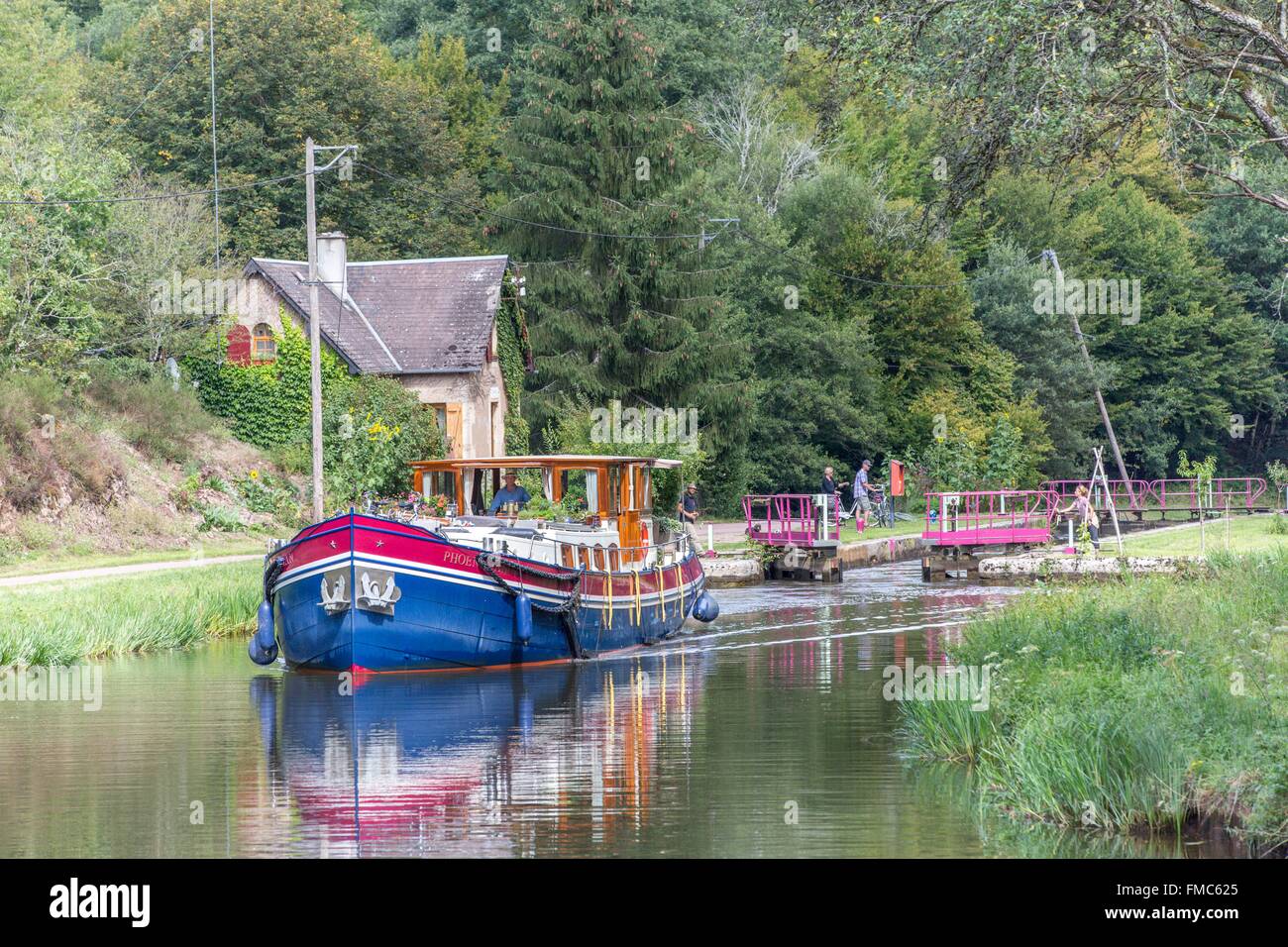 France, Nievre, the canal du Nivernais, locks of La Colancelle, echelle ...