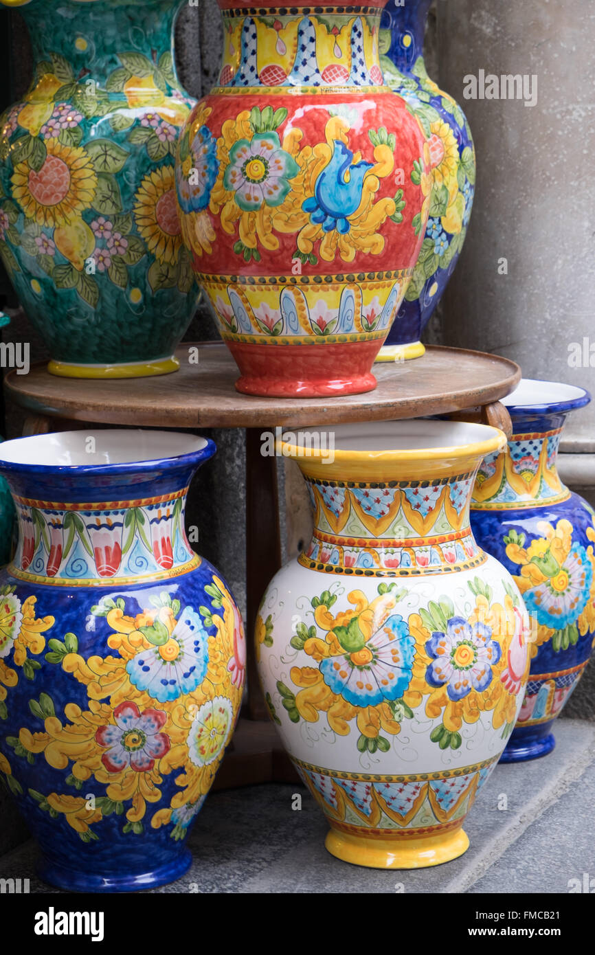 Italian pottery hi-res stock photography and images - Alamy