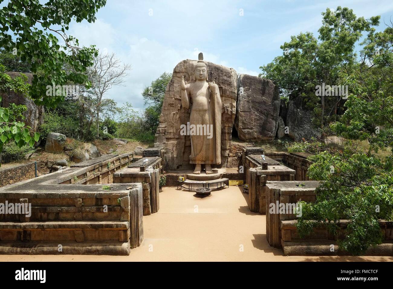 Sri lanka aukana buddha statue hi-res stock photography and images - Alamy