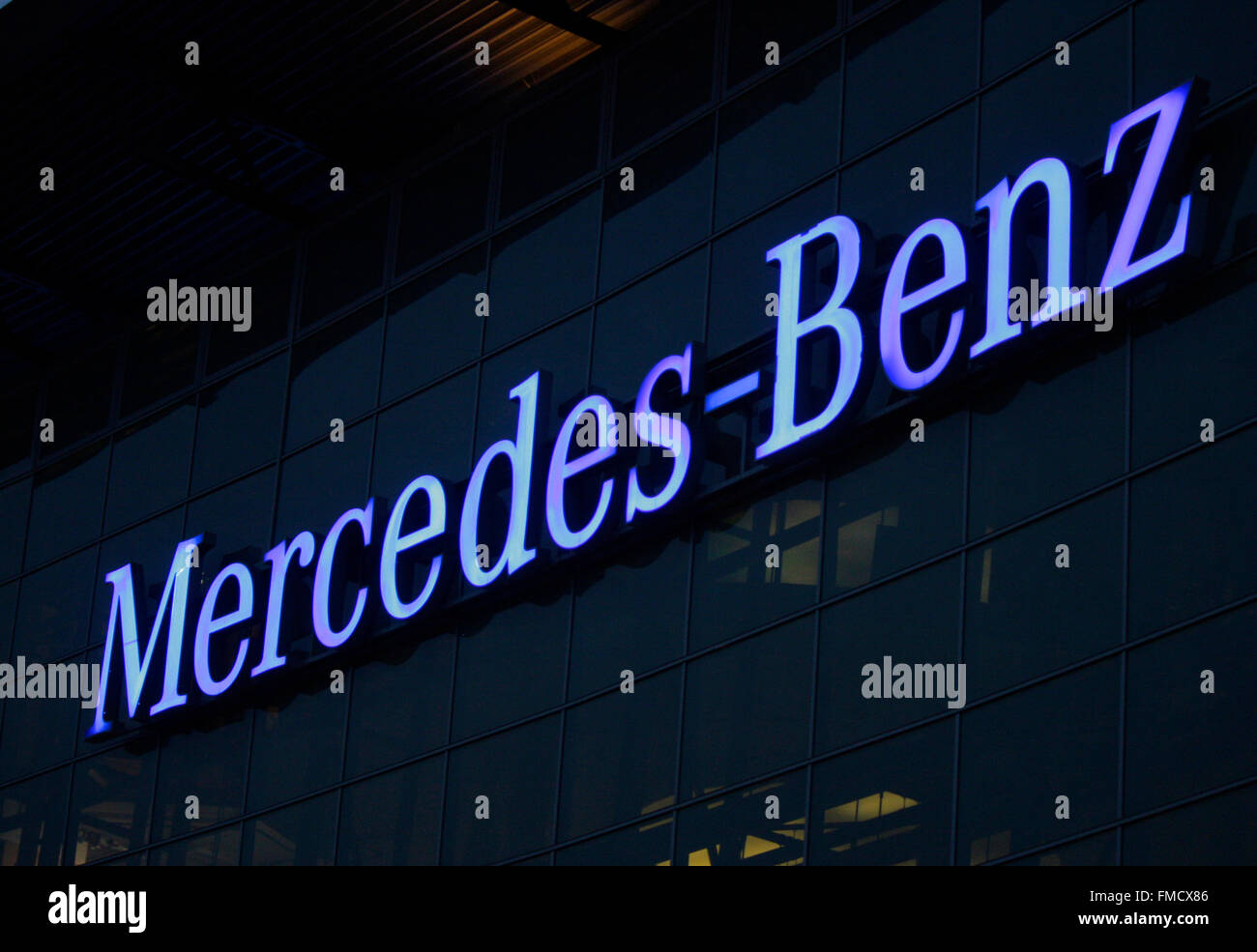 Mercedes benz signage hi-res stock photography and images - Alamy