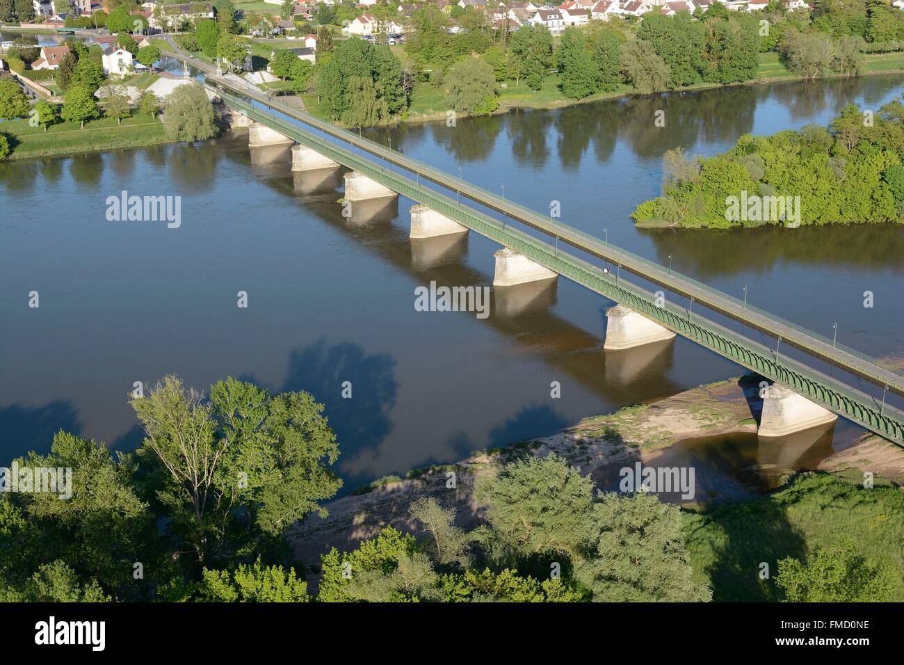France, Loiret, Briare, the bridge canal above the Loire river built ...