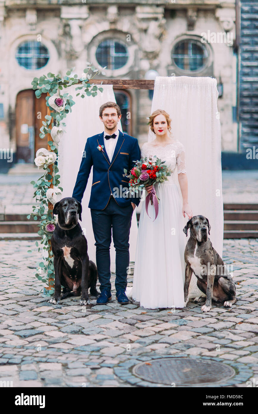 Stylish young couple poses hi-res stock photography and images - Alamy