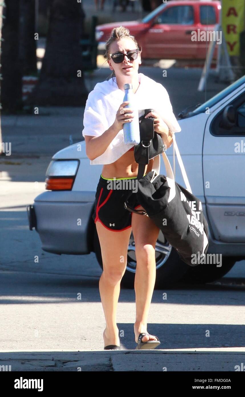 Kaley Cuoco showing off her perfect body while leaving a yoga class in ...