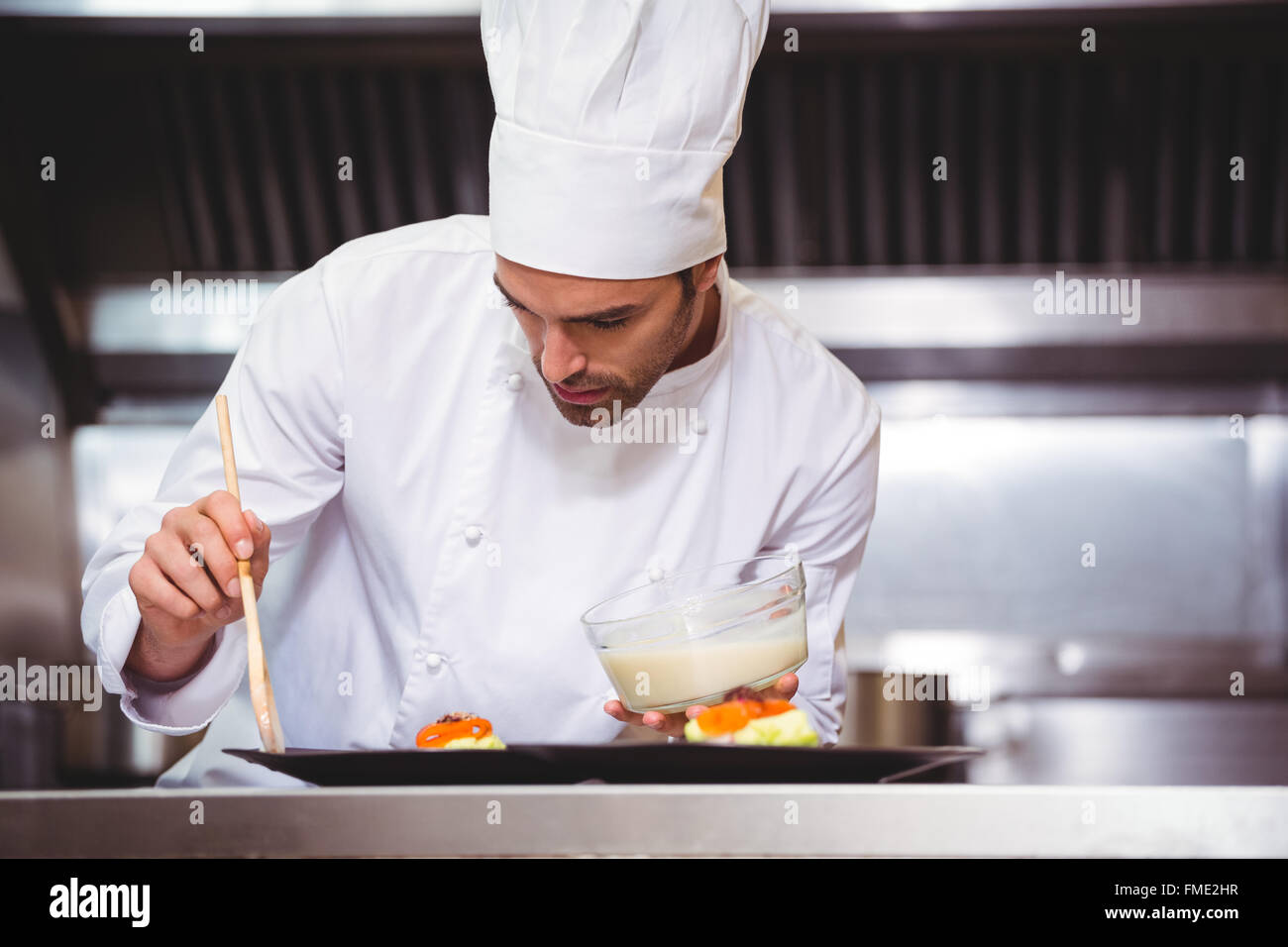 Chef putting sauce on a dish Stock Photo - Alamy