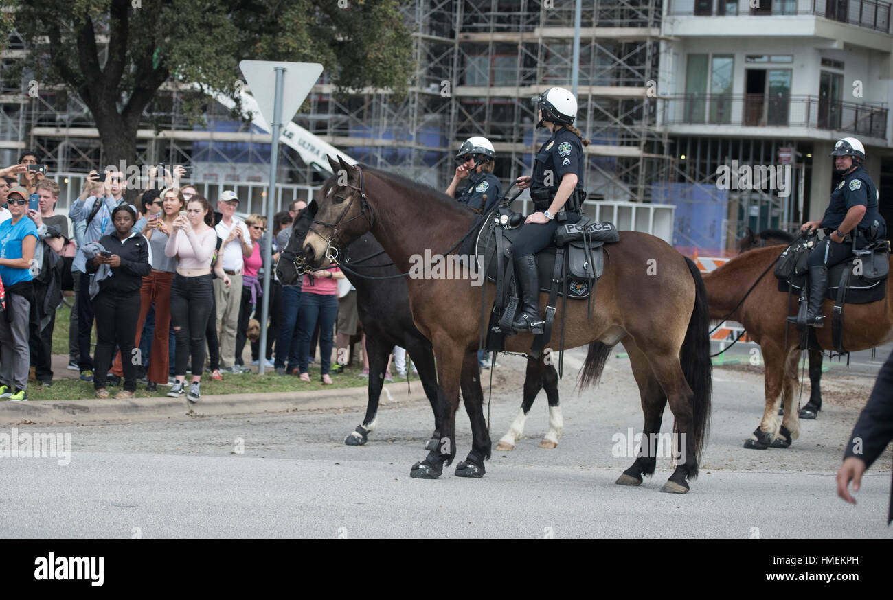 Mounted police control crowd hi-res stock photography and images - Alamy