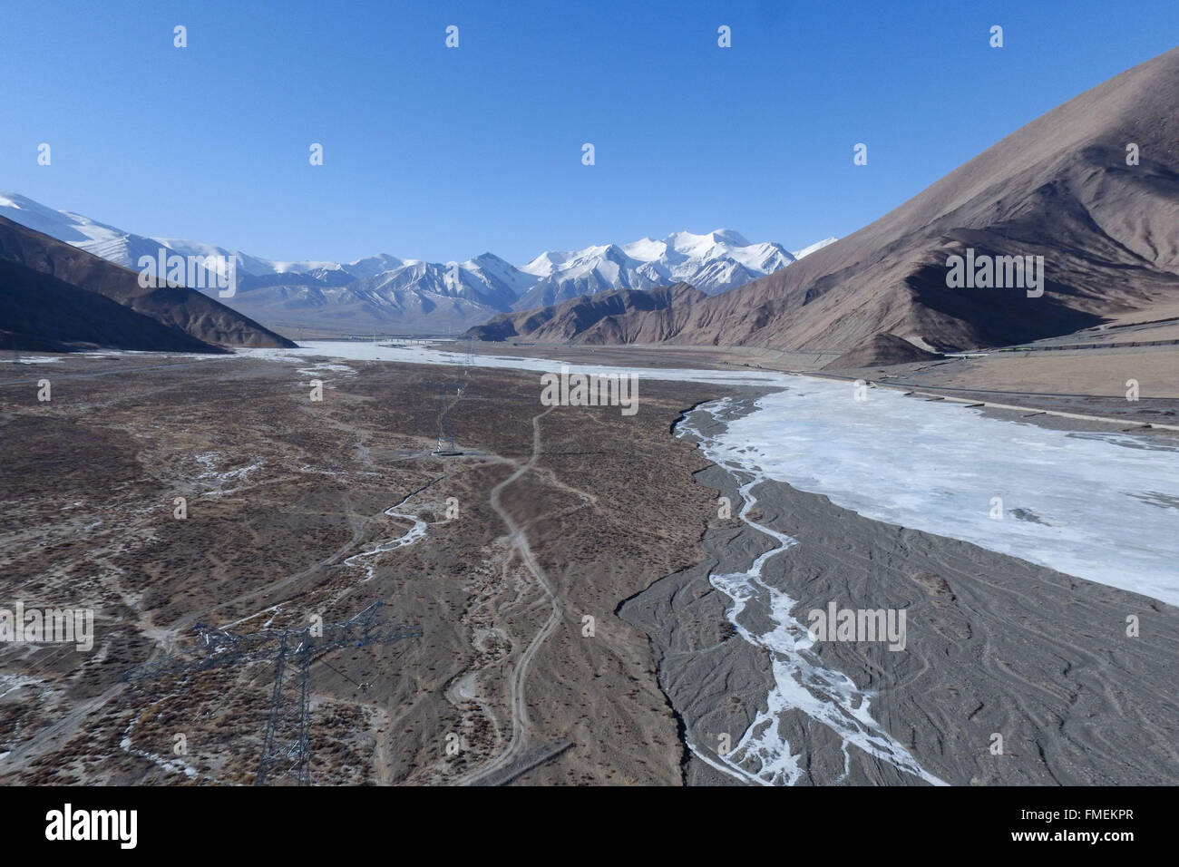 Golmud. 11th Mar, 2016. Photo taken on March 11, 2016 shows the scenery ...