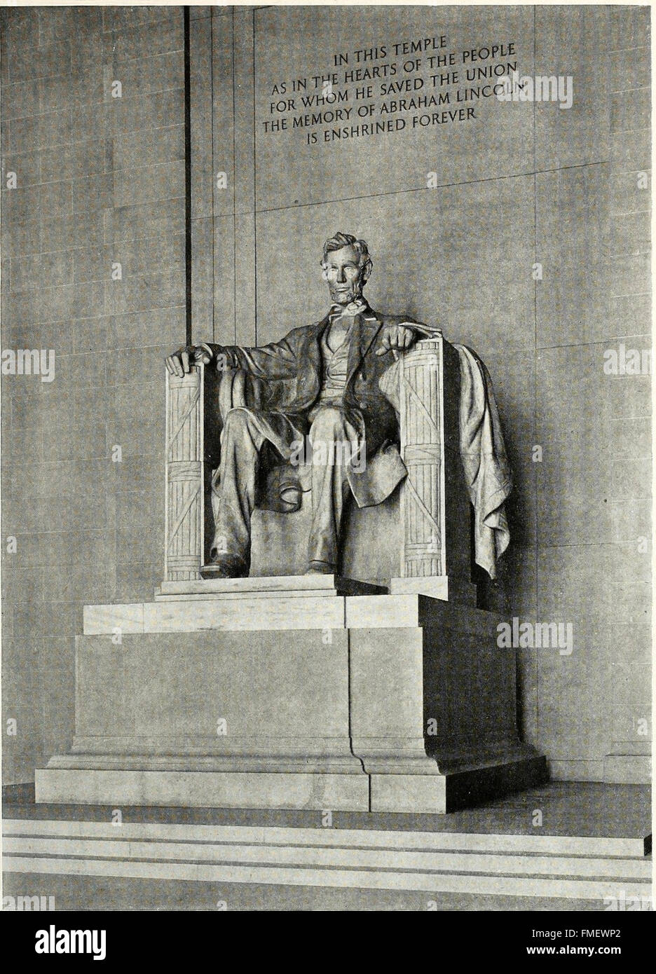 The Lincoln Memorial (1922) features statues of Abraham Lincoln ...