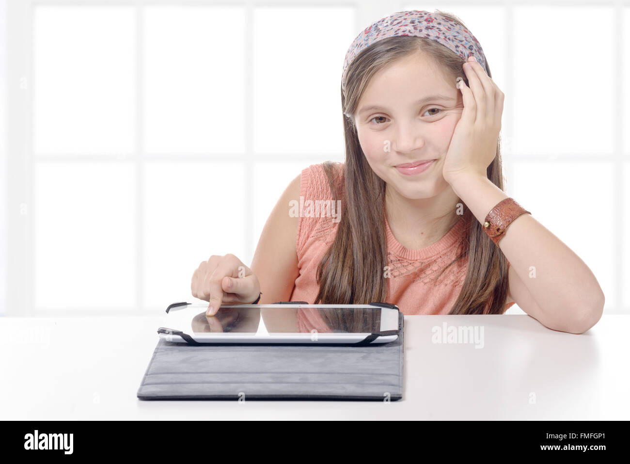 Pre teen girl computer hi-res stock photography and images - Alamy