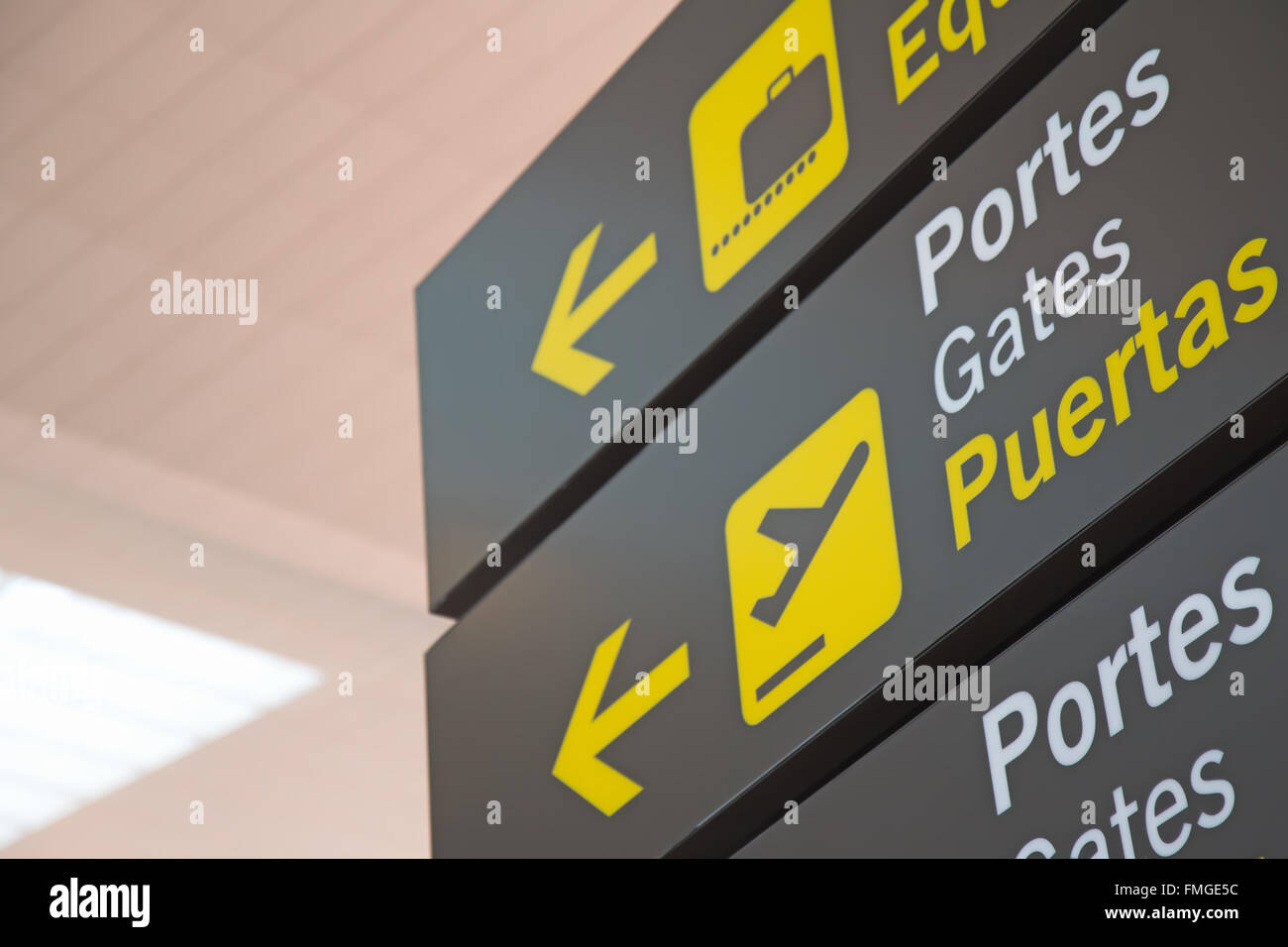 Airport signs spanish hi-res stock photography and images - Alamy