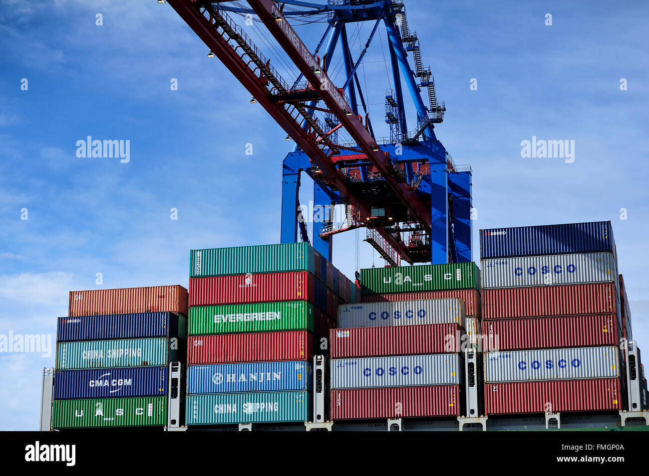 Giant cargo ship hi-res stock photography and images - Alamy