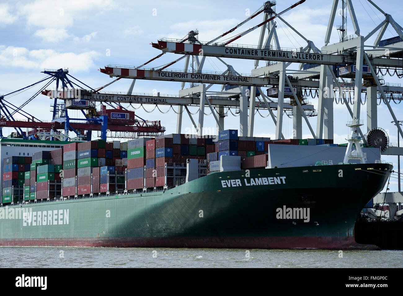 Giant cargo ship hi-res stock photography and images - Alamy