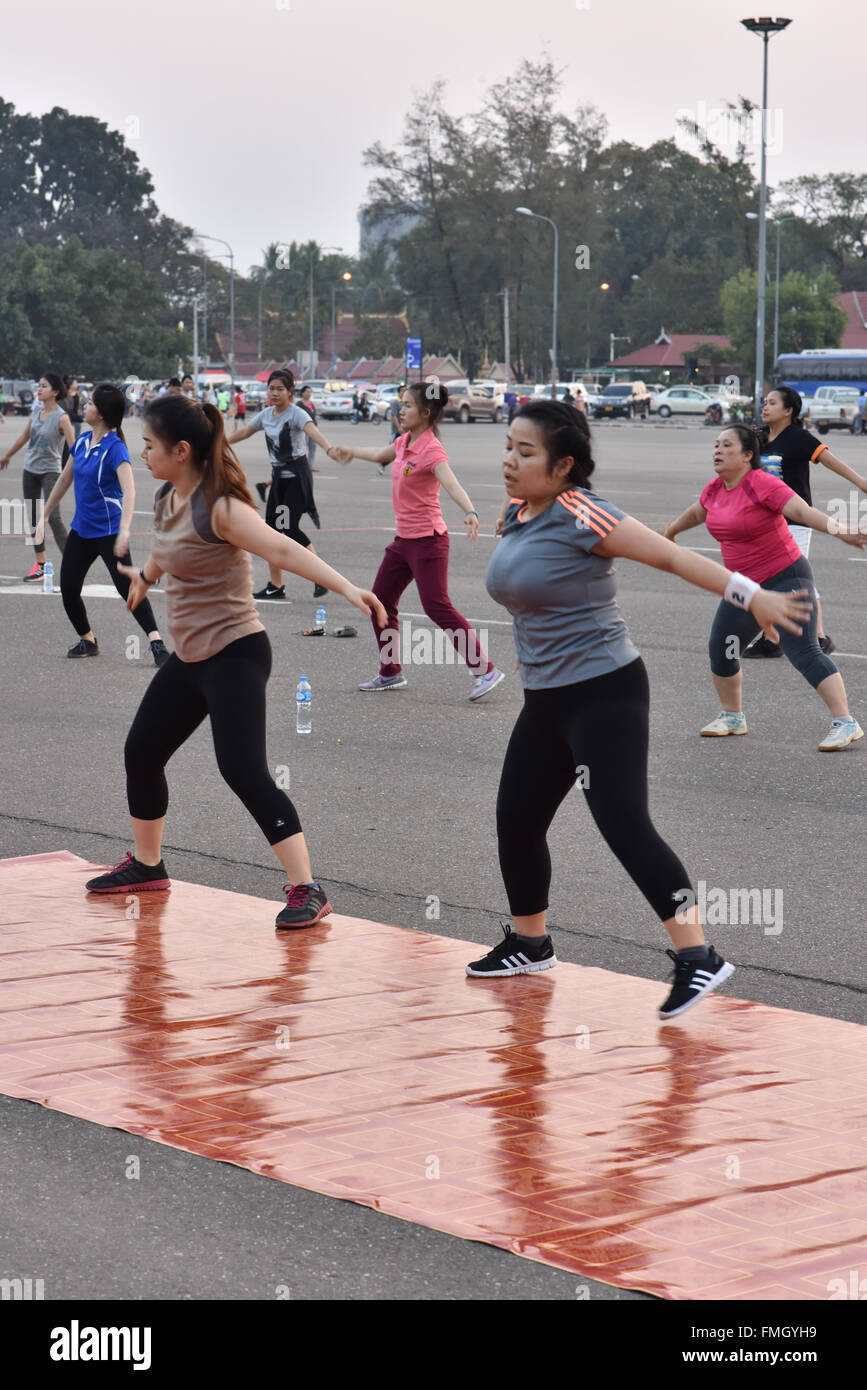 Group women exercising outdoor hi-res stock photography and images - Alamy