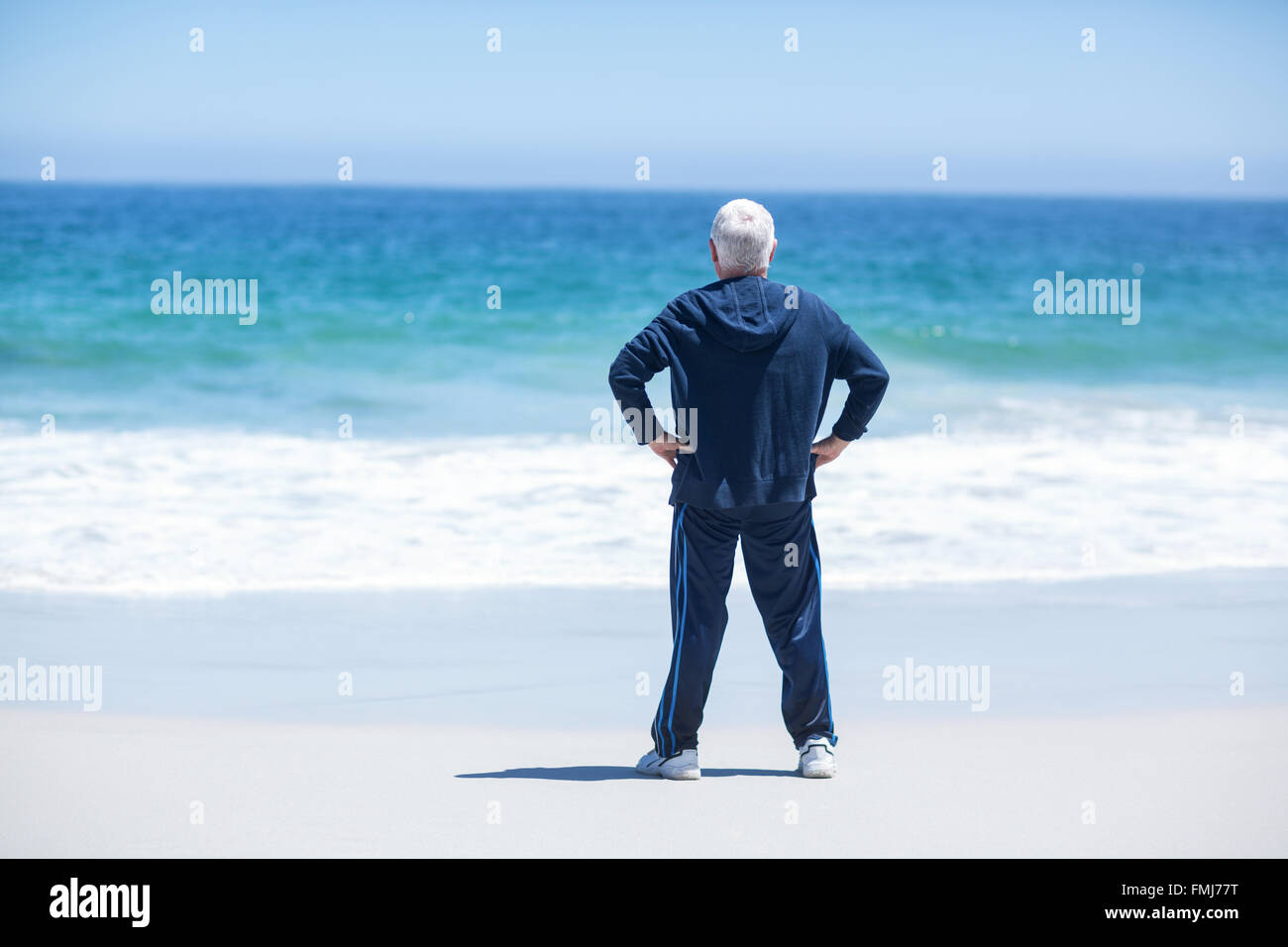 Man facing the sea hi-res stock photography and images - Alamy