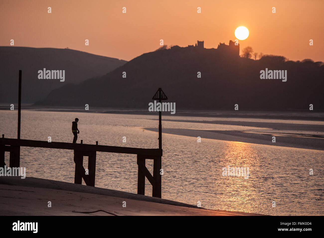 Europe sunset with llanstephan castle from ferryside beach hi-res stock ...