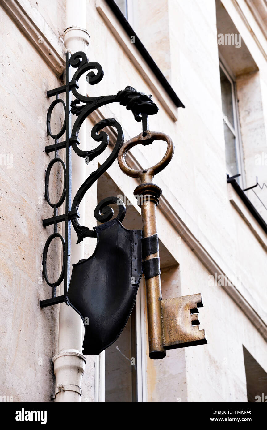 Old shop front paris hi-res stock photography and images - Alamy