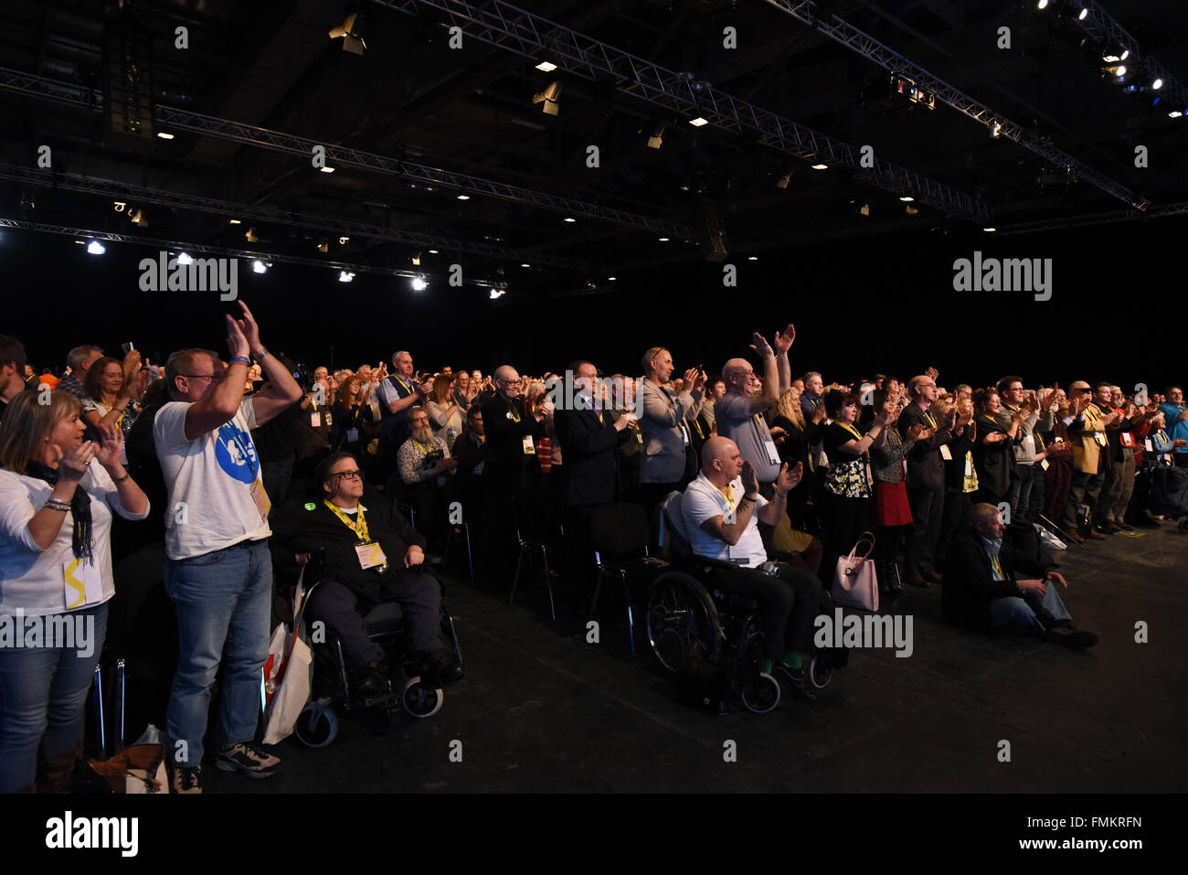 Audience standing ovation hi-res stock photography and images - Alamy