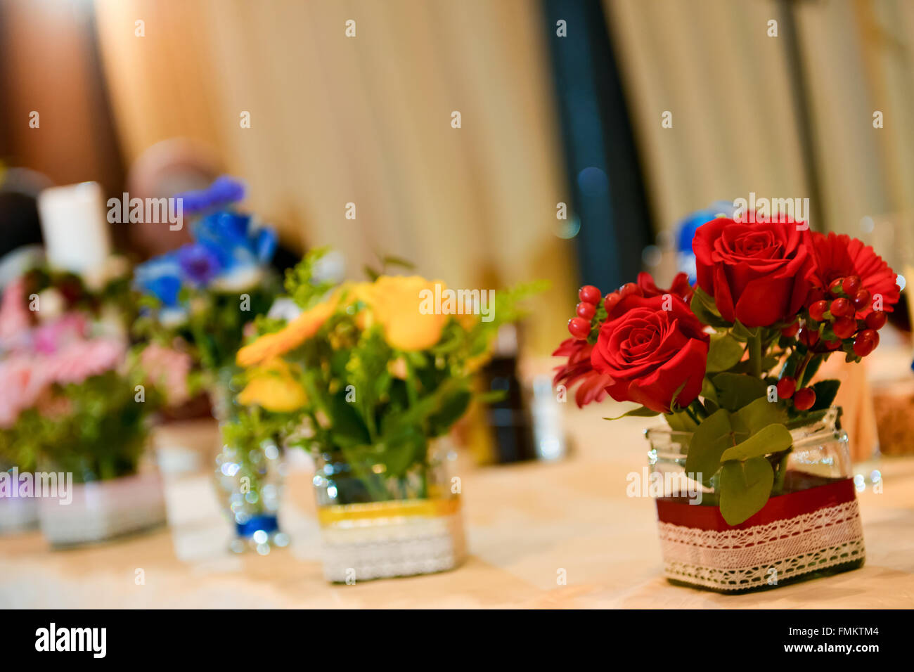 Event table roses bouquet hi-res stock photography and images - Alamy