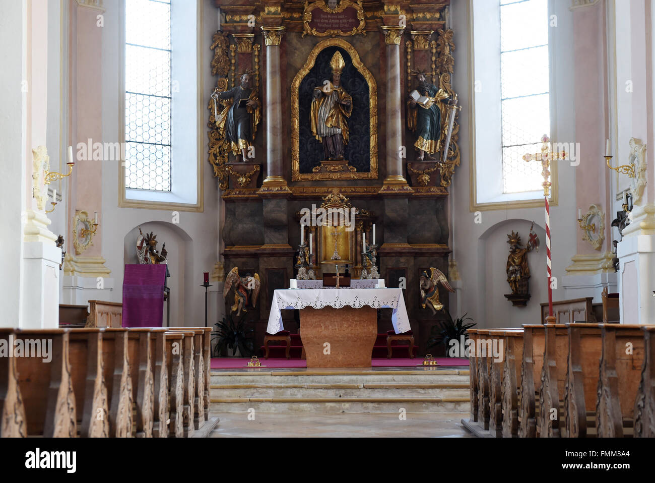Zorneding, Germany. 09th Mar, 2016. The altar of the St. Martin parish ...