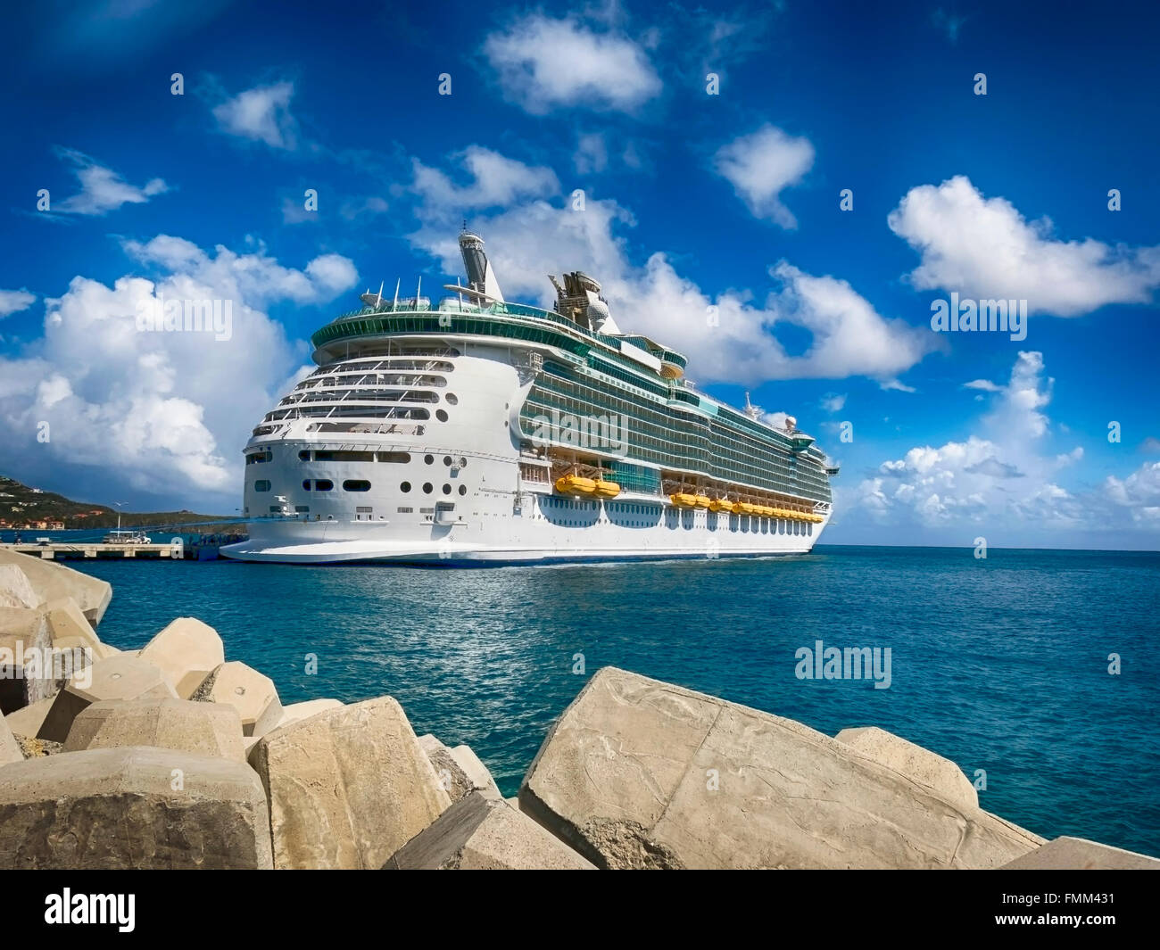 Cruise ships and rocks hi-res stock photography and images - Alamy