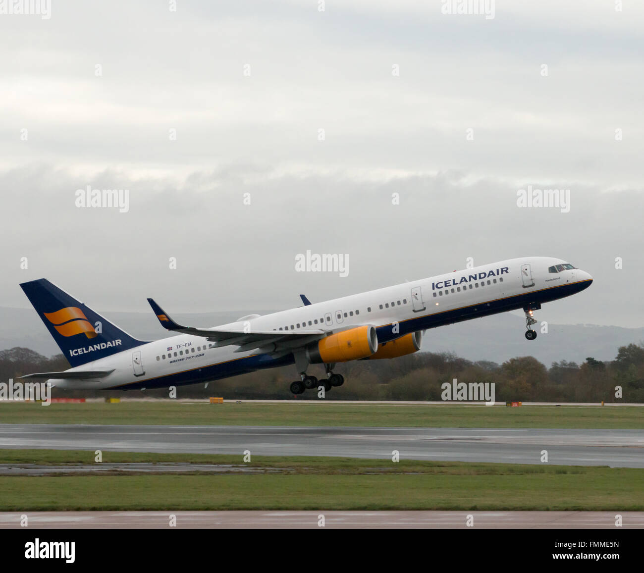 Icelandair Boeing 757-200 narrow-body passenger plane (TF-FIA) taking ...
