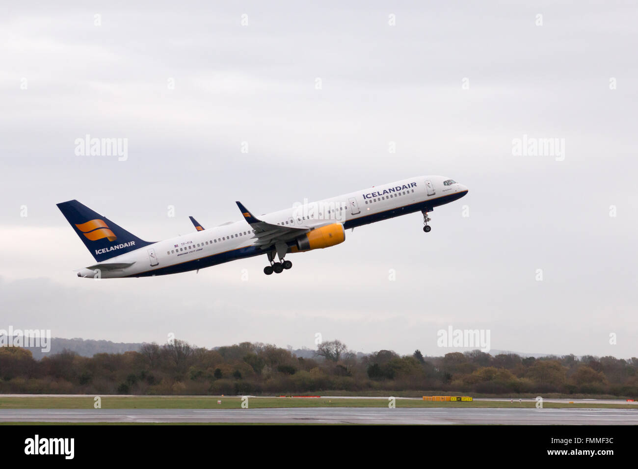 Icelandair Boeing 757-200 narrow-body passenger plane (TF-FIA) taking ...