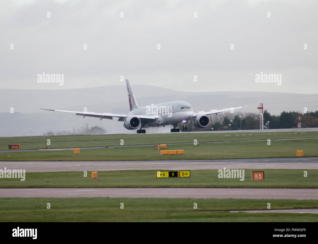 Qatar Airways Boeing 787-8 Dreamliner wide-body passnenger plane (A7 ...