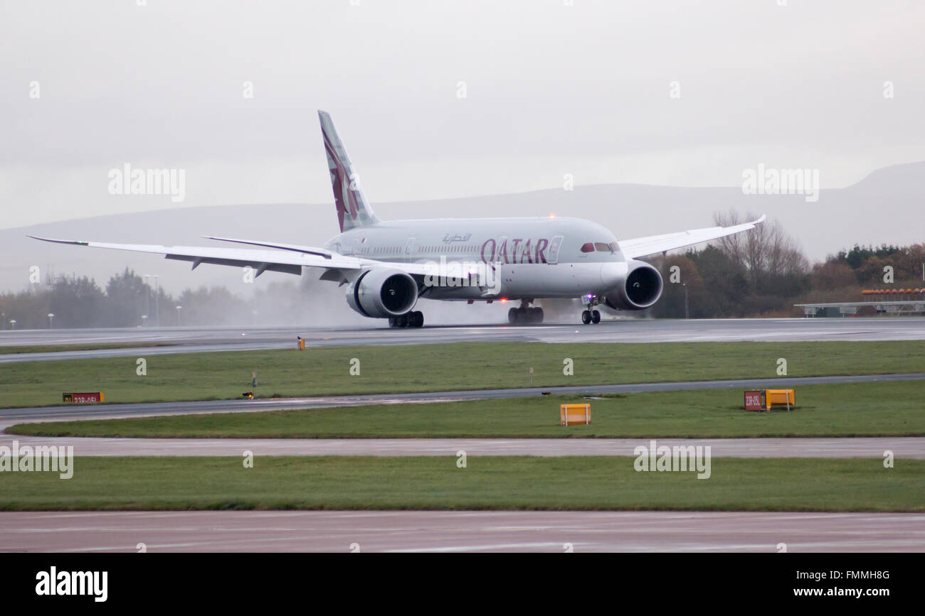 Qatar Airways Boeing 787-8 Dreamliner wide-body passnenger plane (A7 ...