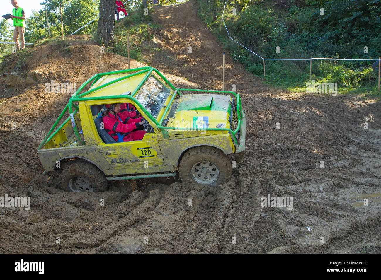 Yellow off road car in the mud terrain i Stock Photo - Alamy